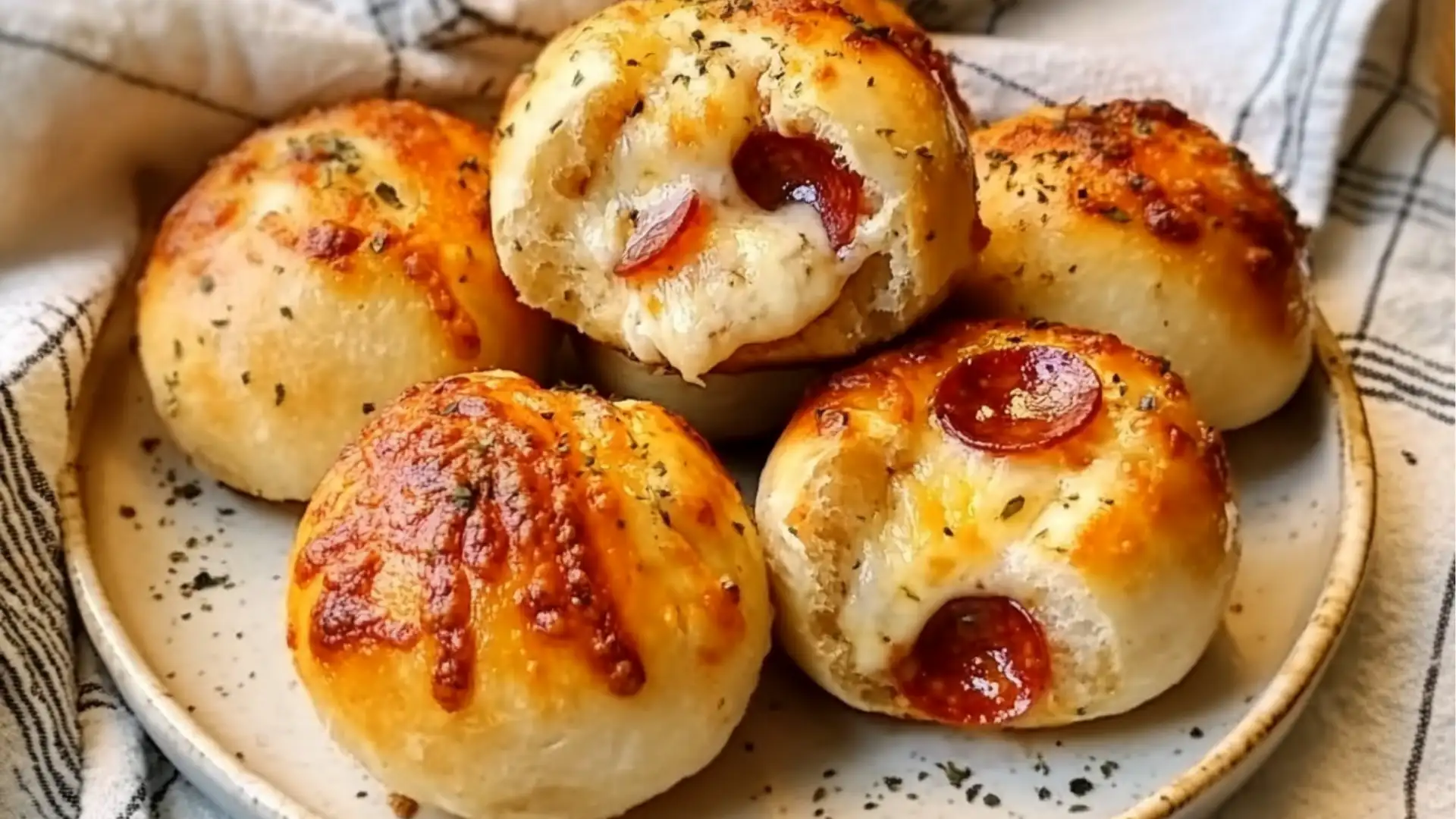 Cheesy Pepperoni Pizza Bombs : The Ultimate Snack